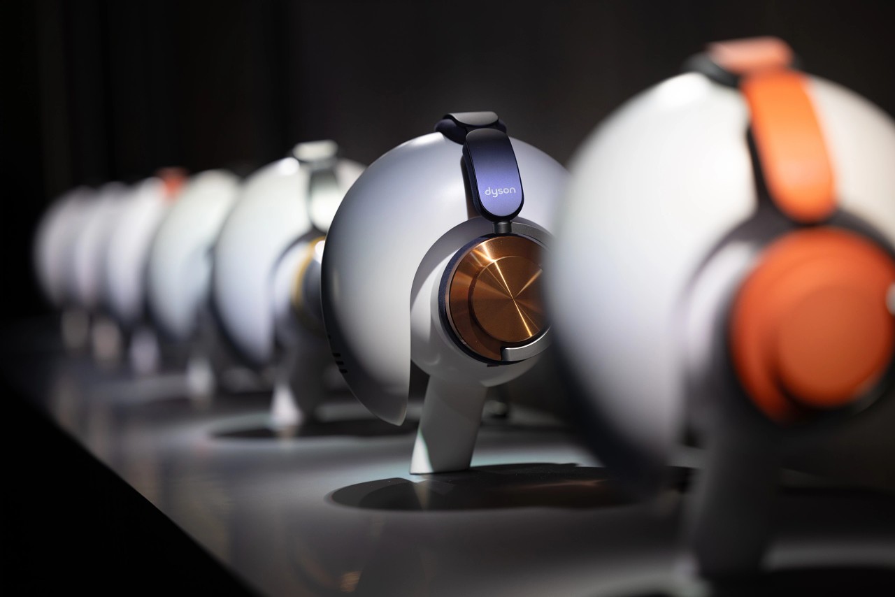 Dyson dévoile son nouveau casque audio, réinventé : Le Dyson OnTrac ...